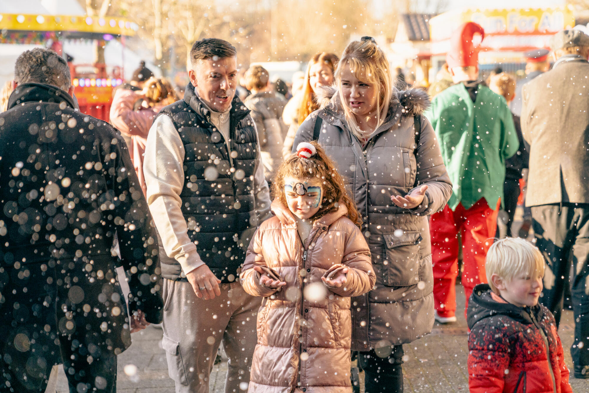 VIDEO: A Sparkling Seasonal Treat – Families Walk in a Winter ...